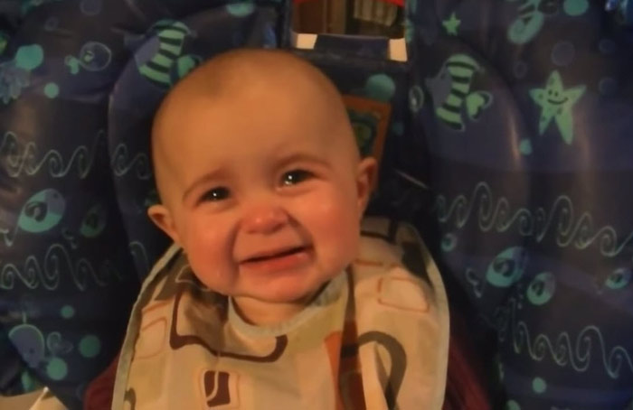 น่ารักเว่อร์!! เด็ก10เดือนฟังแม่ร้องเพลงซึ้งจนร้องไห้ - แม่รักลูก